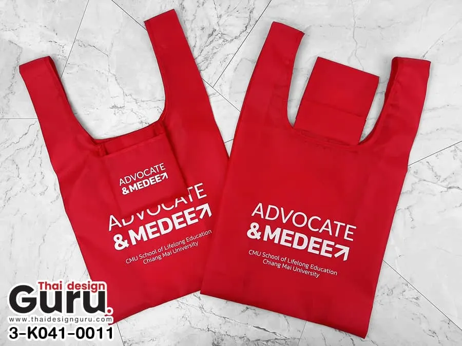 รับผลิตกระเป๋าผ้าร่มพับได้ สีแดง พร้อมสกรีนลาย Advocate & Medee
