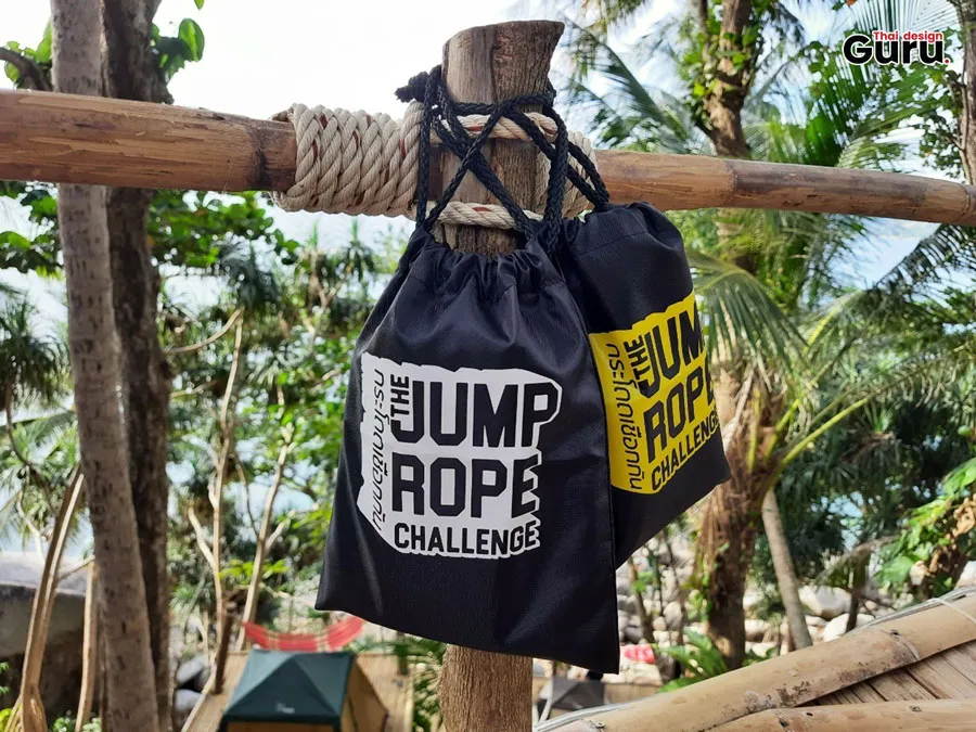 รับทำกระเป๋าผ้าหูรูด สีดำผ้าร่ม พิมพ์สกรีน Jump rope