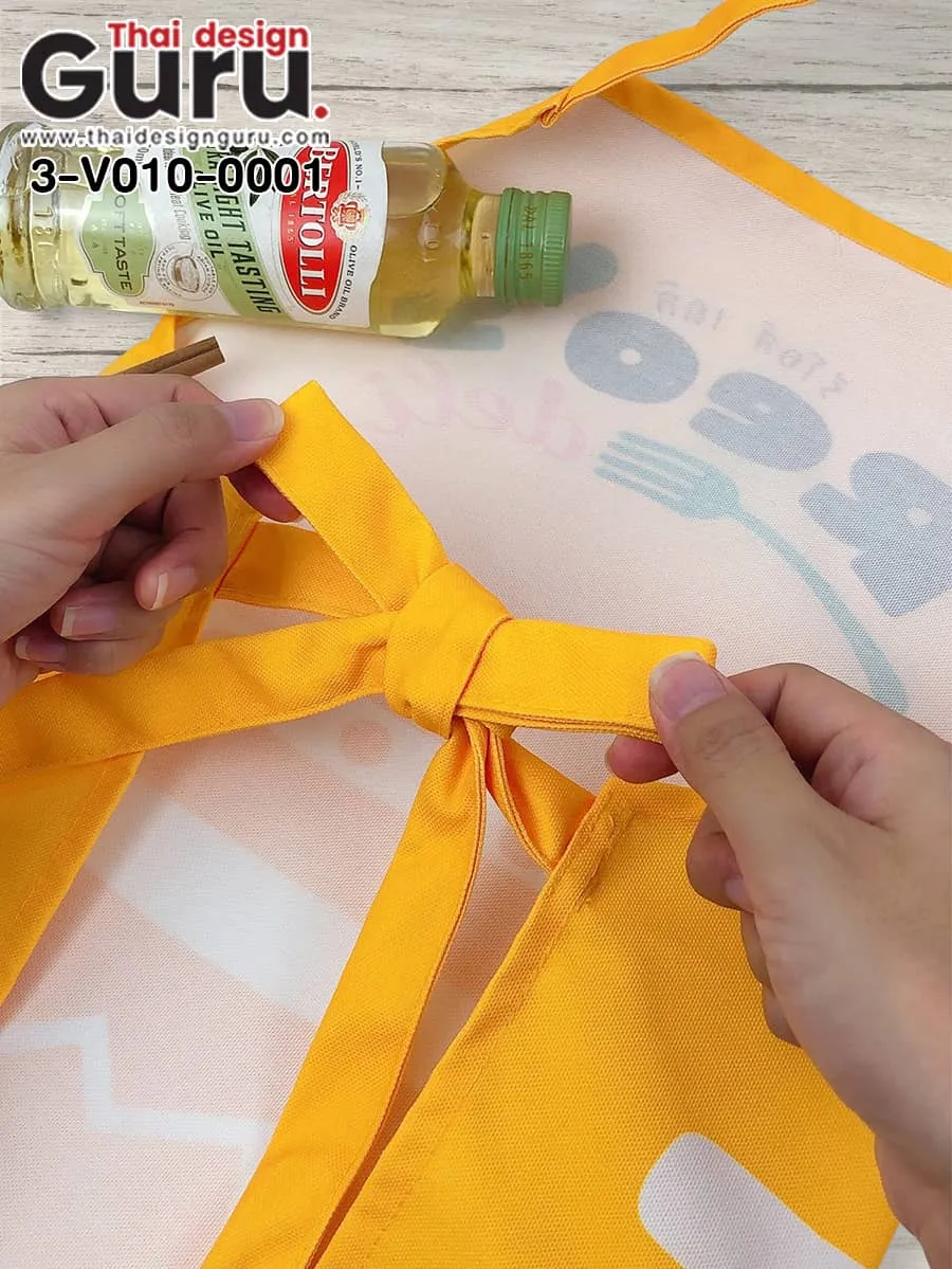รับผลิตผ้ากันเปื้อนแม่ครัว สีเหลือง ผ้าแคนวาส สกรีนลาย แบรนด์ Reo's