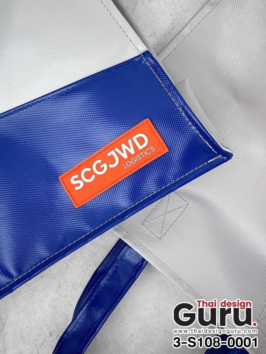 รับผลิตกระเป๋าหูหิ้วผ้าใบทูโทน ขาว-น้ำเงิน ติดโลโก้ยางหยอด SCG JWD