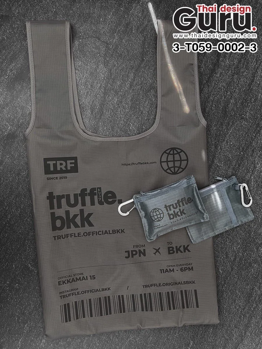 รับทำถุงผ้าร่มพับเก็บได้ สีดำเทาพร้อมซองเก็บการ์ด สกรีนโลโก้ Truffle bkk